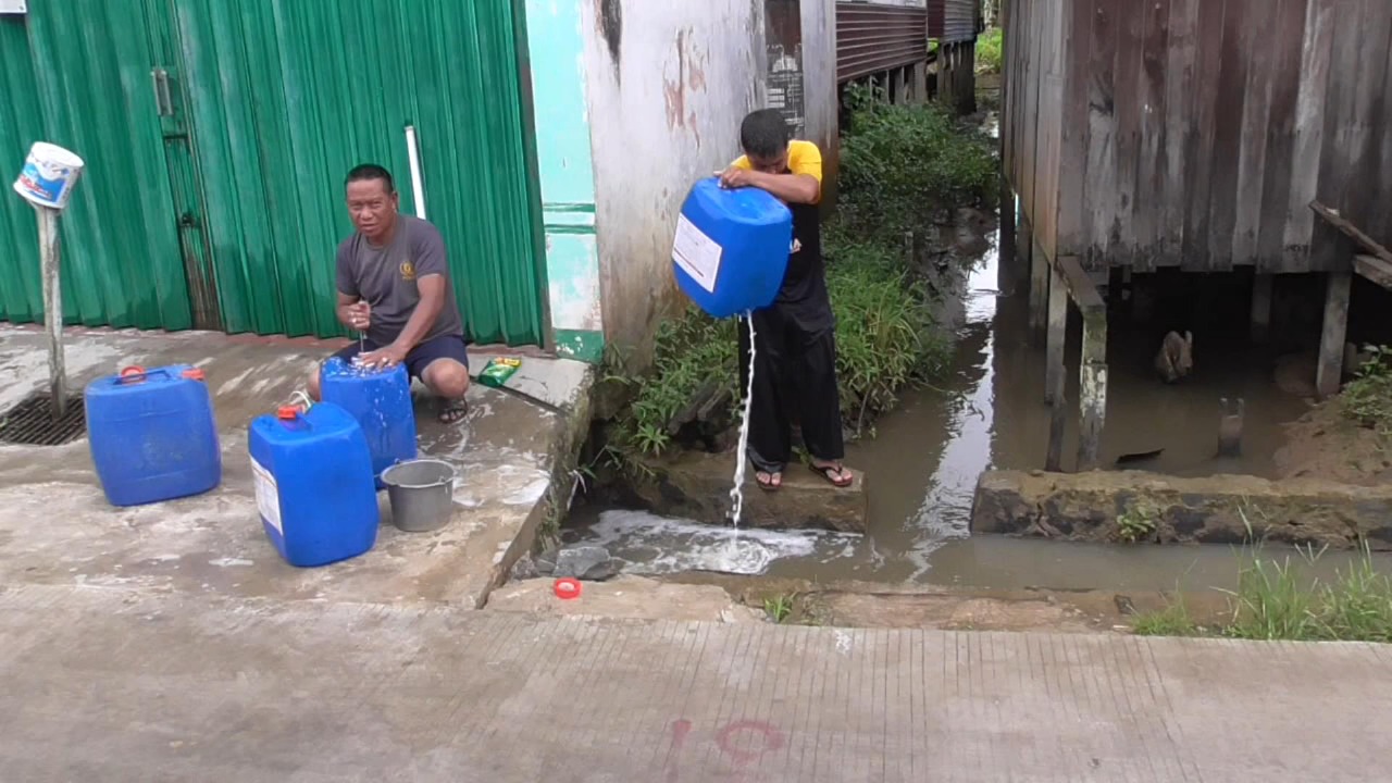 Sudah Empat Hari Air PDAM Ngadat, Warga Terpaksa Gunakan Air Parit ...