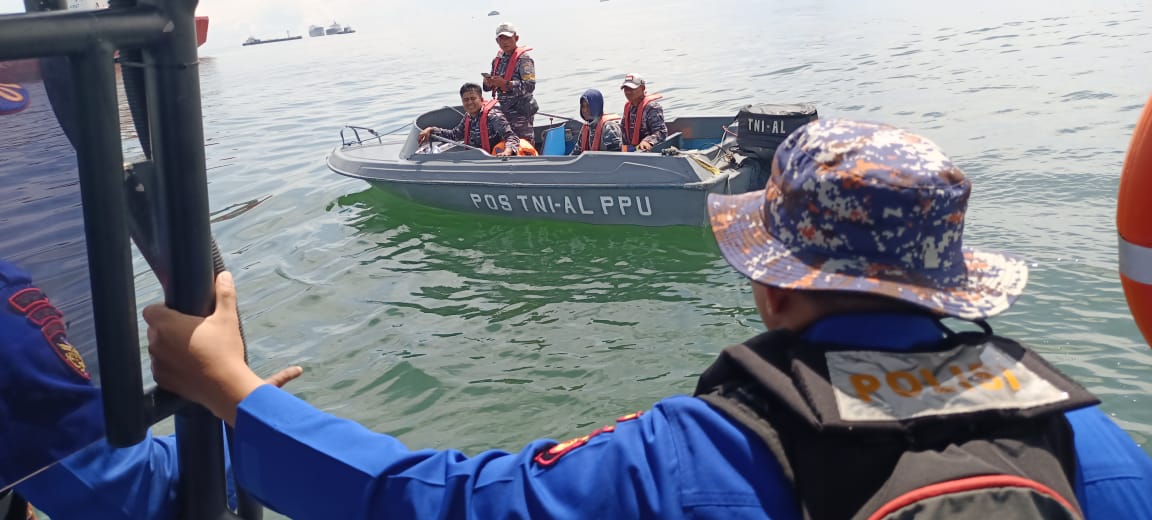 Tim Gabungan Polairud dan Basarnas Evakuasi Perahu Pemancing Yang ...