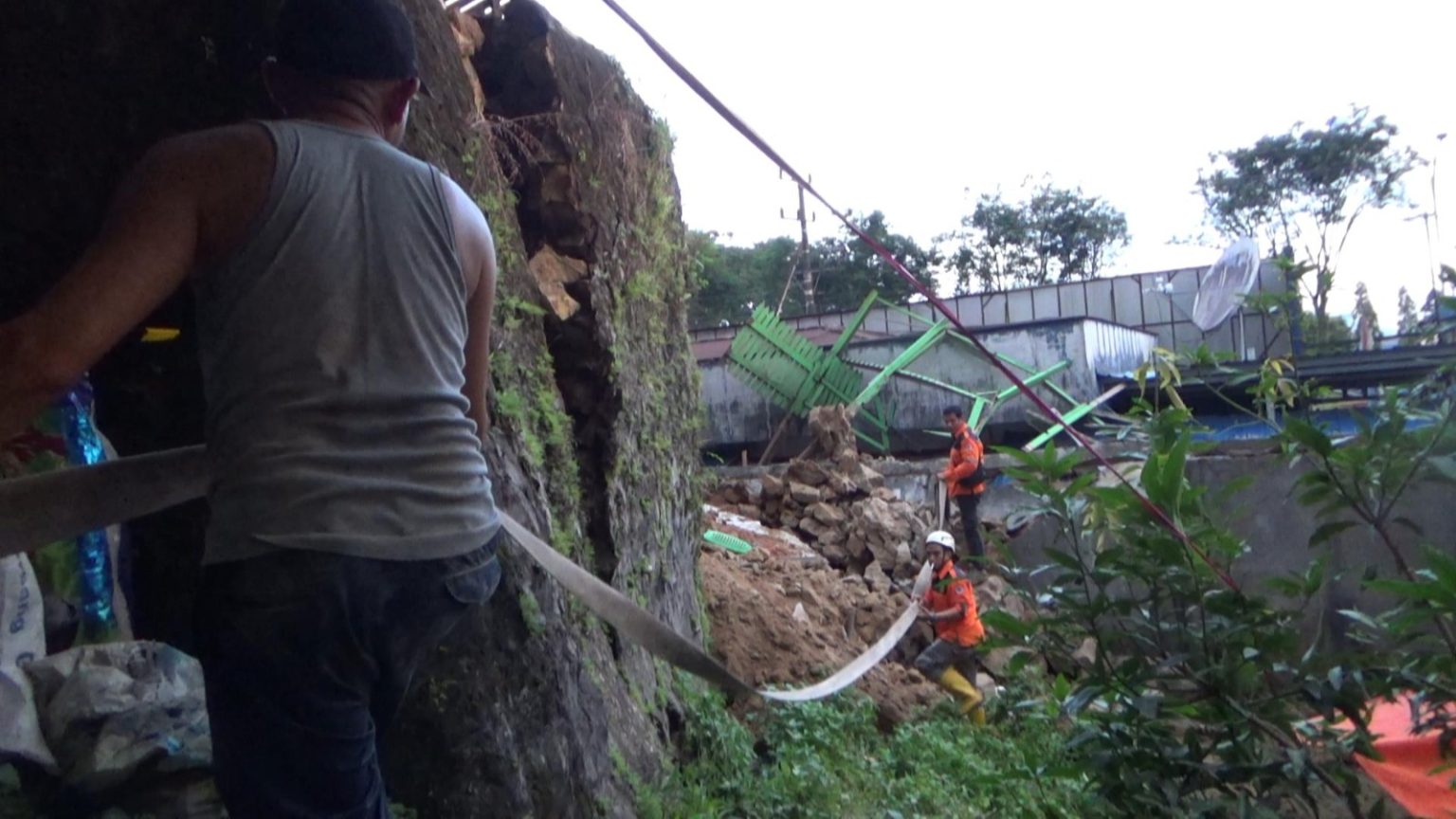 Pondasi Rumah Setinggi 6 Meter Runtuh Menimpa Bangunan di Depannya ...