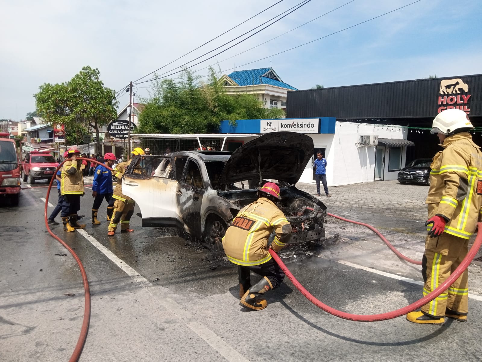 Ditinggal Pemiliknya ke Kafe, Mazda CX5 di Balikpapan Hangus Terbakar ...
