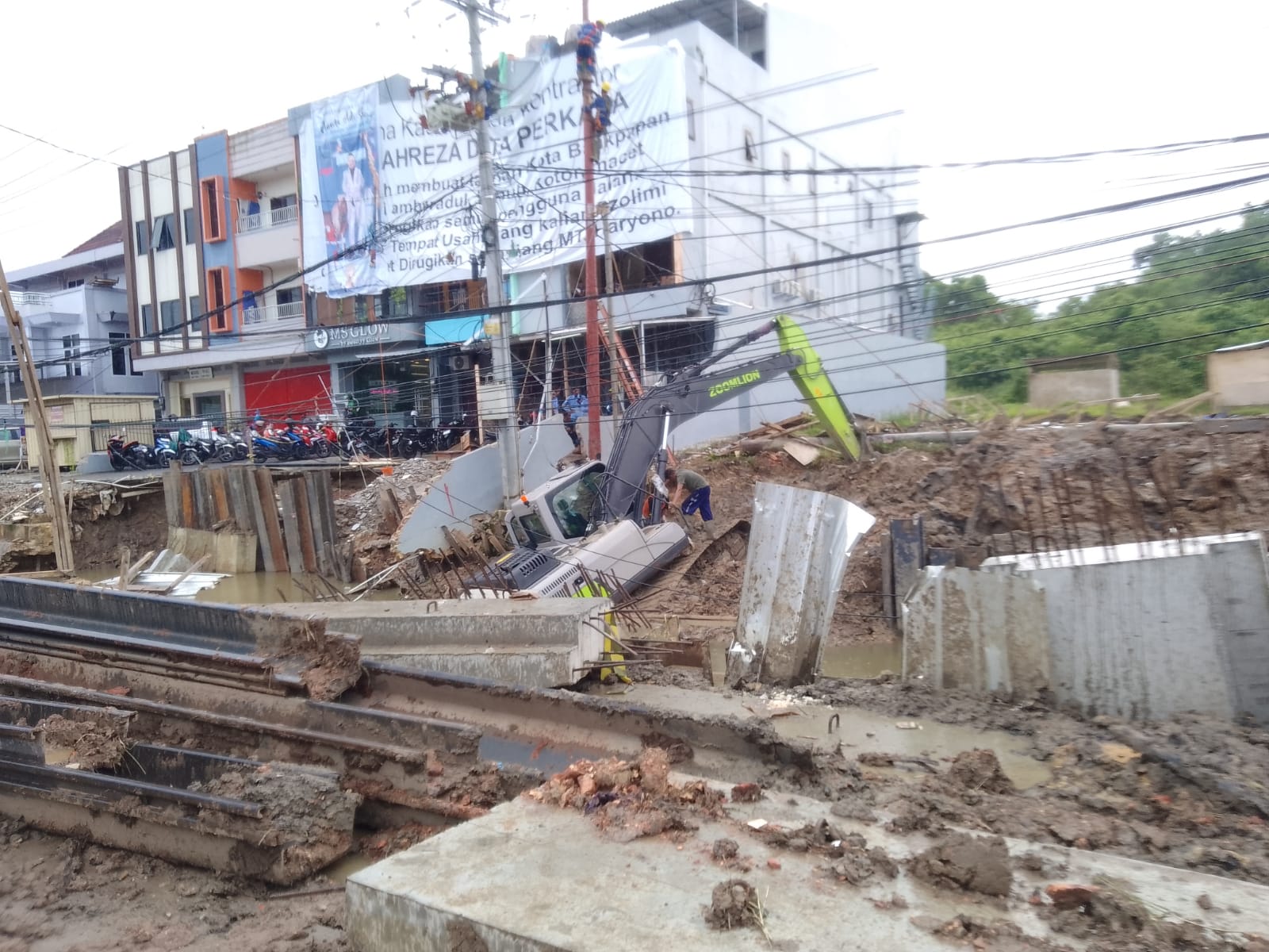 Excavator Kontraktor DAS Ampal Terperosok - BusamID - Media Kreatif ...