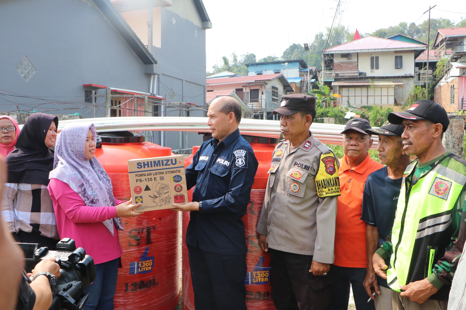 Polda Kaltim Beri Bantuan Tandon dan Pompa Air - BusamID - Media ...
