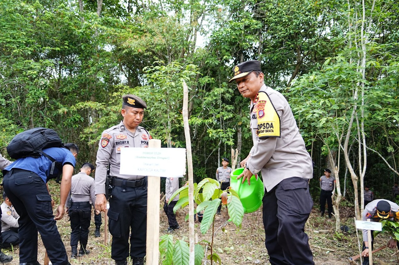 Polda Kaltim Tanam Pohon Serentak - BusamID - Media Kreatif Dari ...