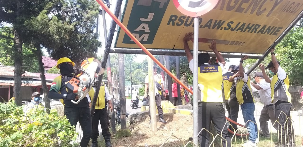 DPUPR Samarinda Bongkar 2 Tiang Reklame di Sekitar Taman PMI RSUD AWS ...