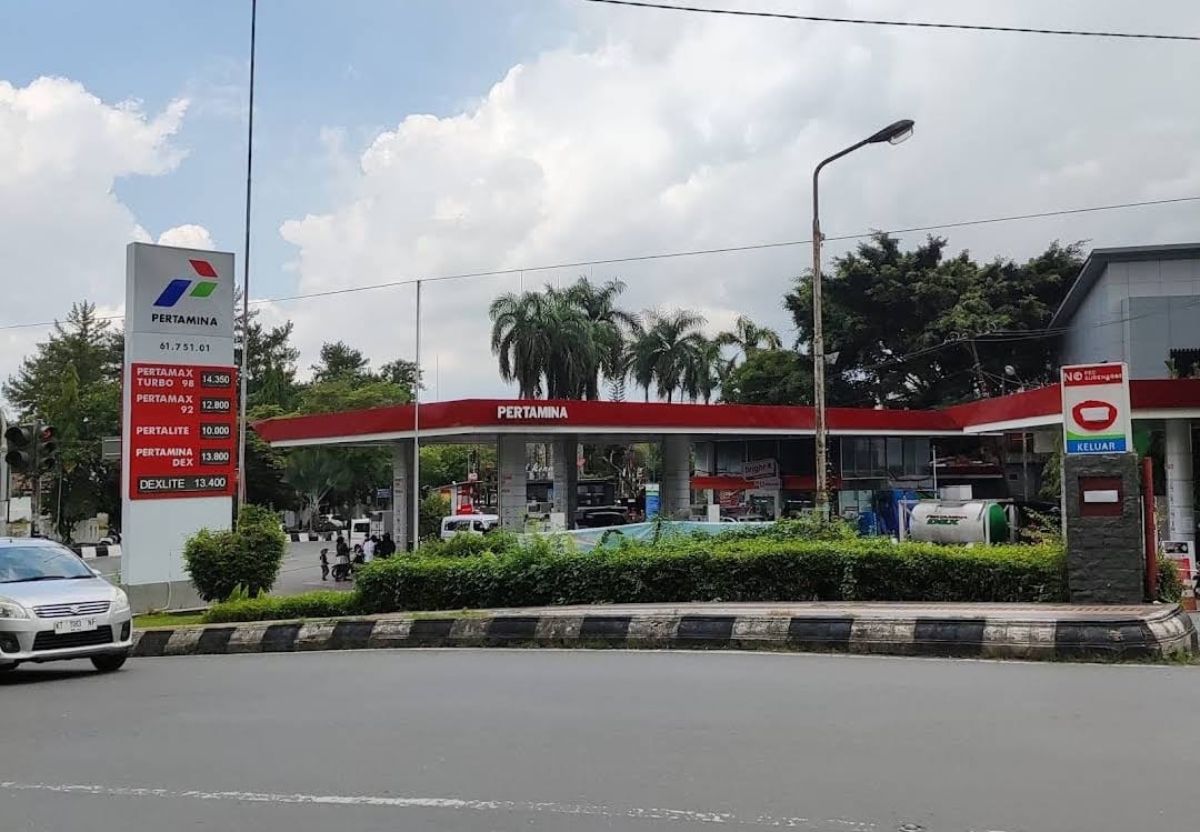 Antrian Pertalite di Pom Mengular Jauh, Mobil Hanya Bisa Isi Malam Hari ...