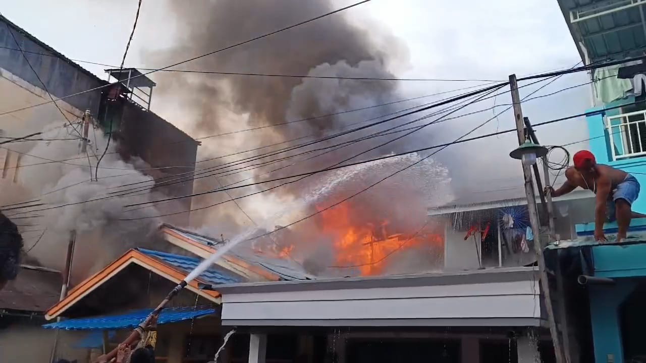 Diduga Korsleting Listrik, 3 Bangunan Ludes Terbakar - BusamID - Media Kreatif Dari Samarinda ...