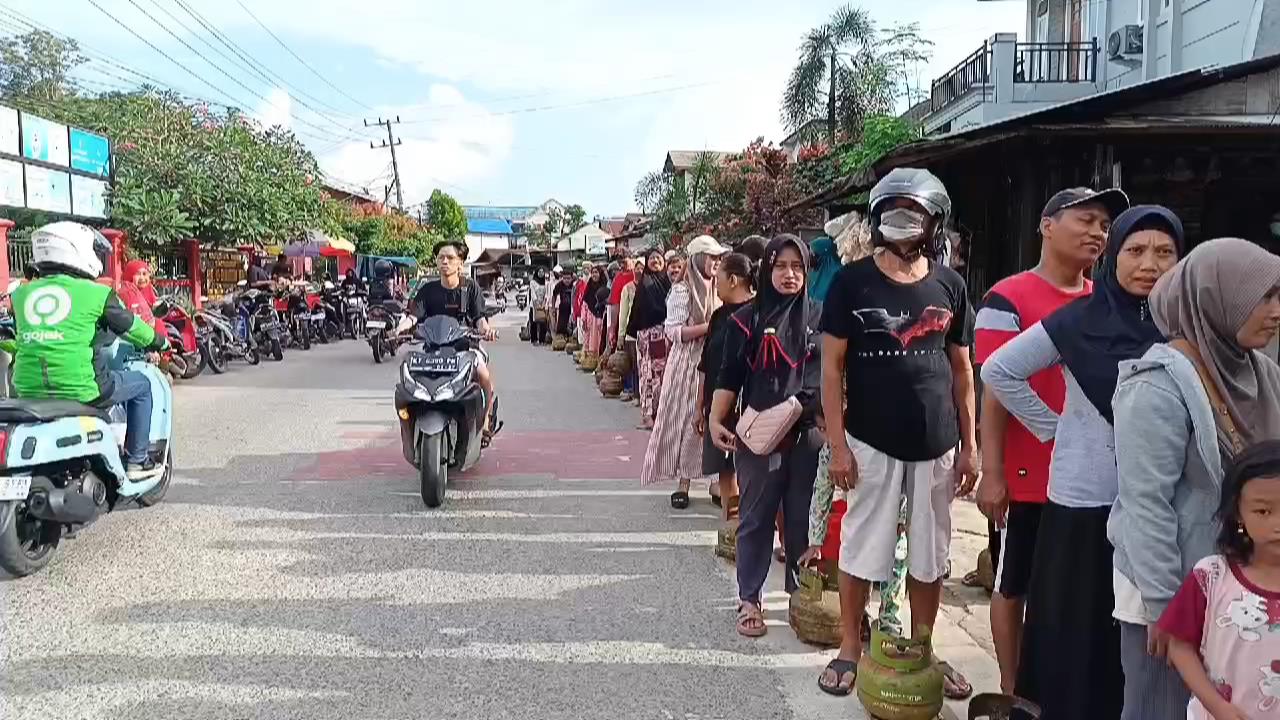 Langka, Warga Harus Antre Beli Gas Elpiji 3 Kg di Agen - BusamID ...