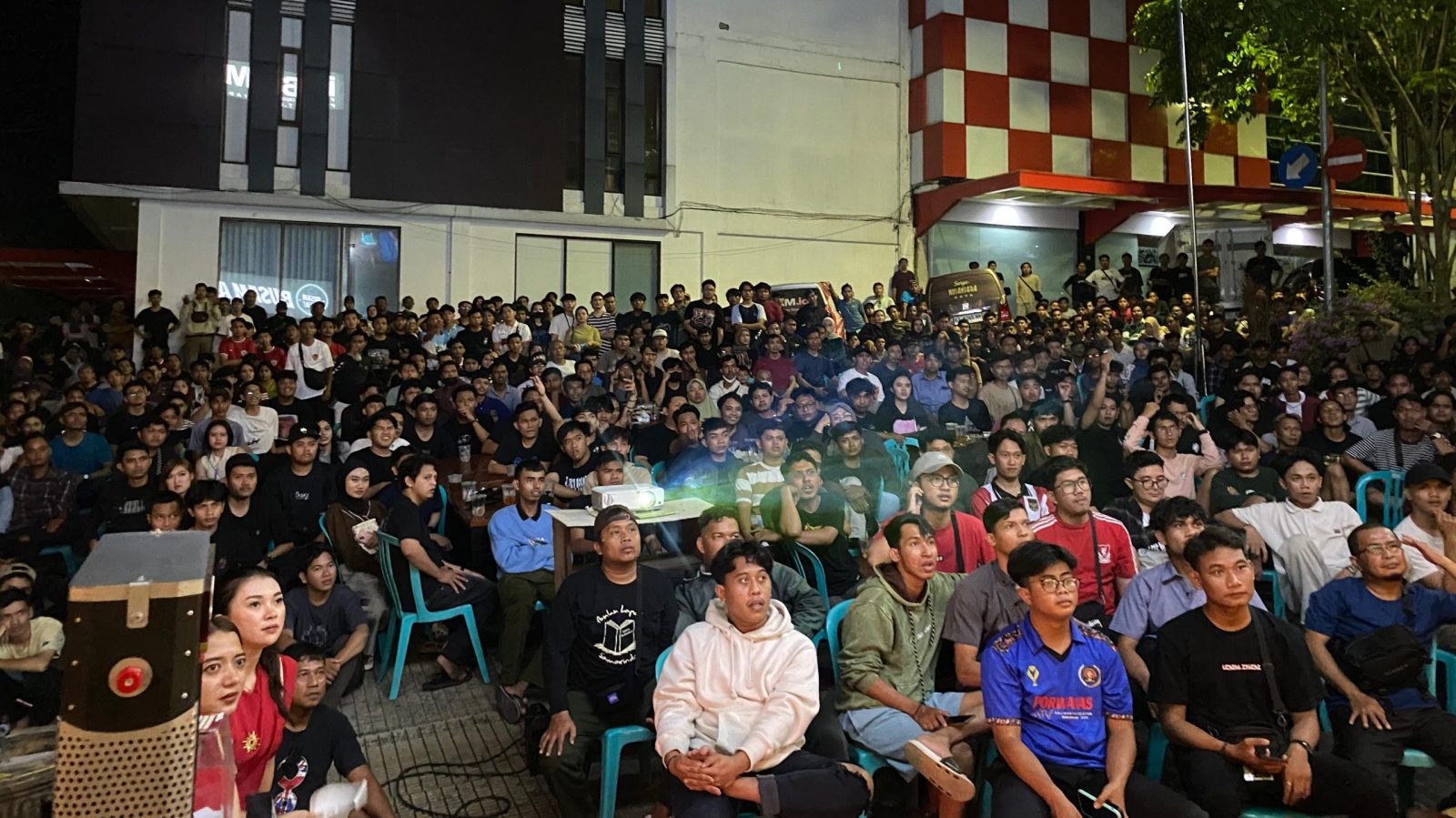 Ratusan Fans Garuda Padati Cafe Busam Area - BusamID - Media Kreatif ...