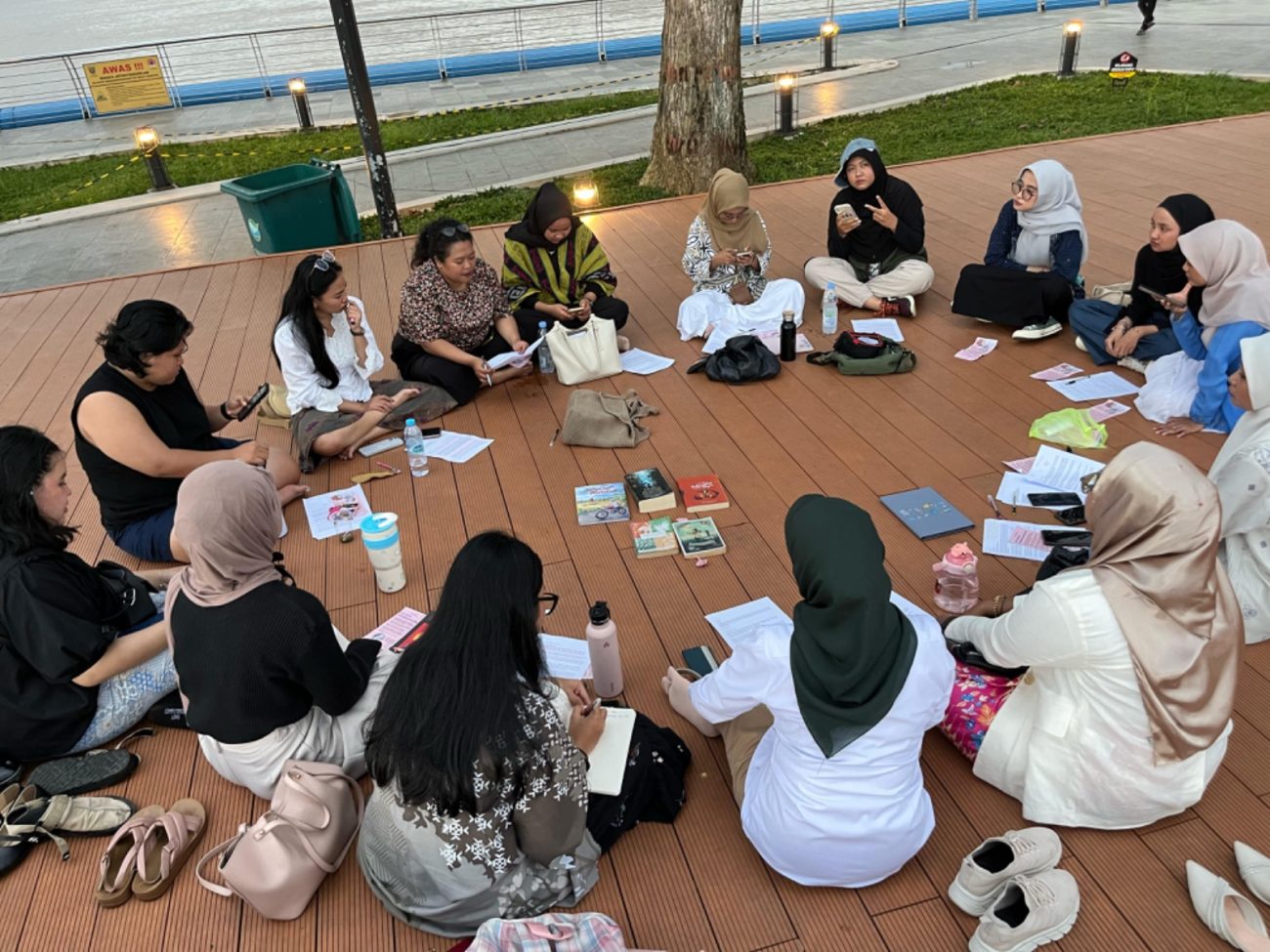 Pena Kartini Masih Menulis: Perempuan Samarinda Menyulam Gagasan dalam Hujan - BusamID - Media ...