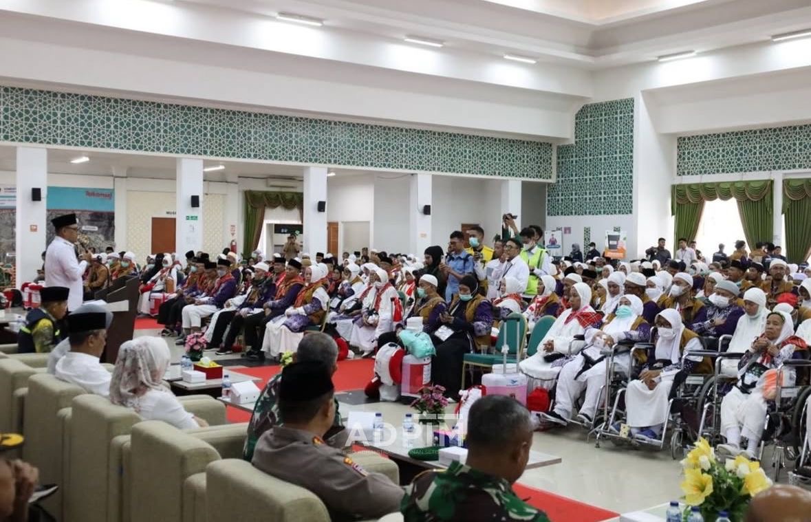 Seno Aji Sambut Jemaah Haji di Embarkasi Haji Balikpapan - BusamID ...