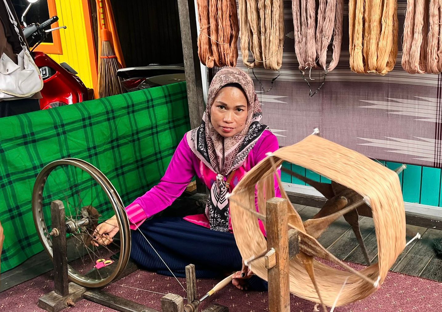 Kampung Tenun Samarinda: Terus Pertahankan Tradisi Turun-temurun ...
